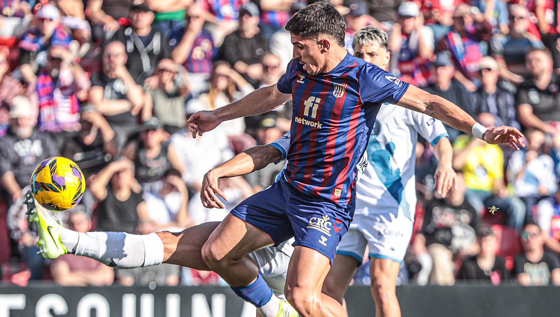 El Eldense se aferra a Segunda tras ganar al Deportivo | El Correo