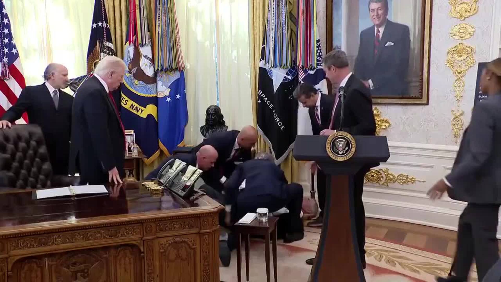 Un hombre se desmaya en el Despacho Oval durante un acto de Trump | Ideal