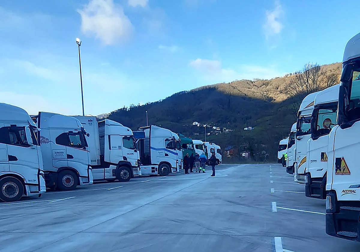 Truck Drivers Stranded in León: "Roads Blocked Without a Drop of Snow ...