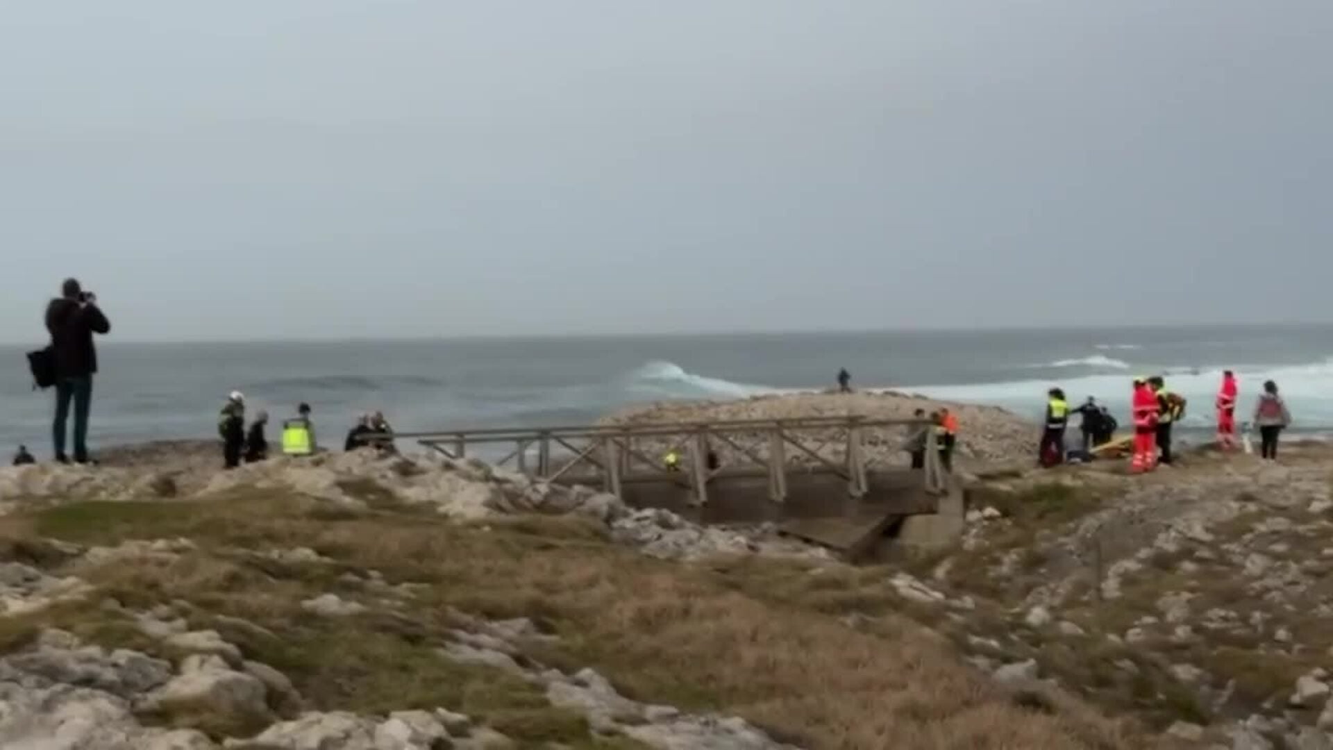 Varios muertos al hundirse una pasarela en El Bocal, en Santander | El ...