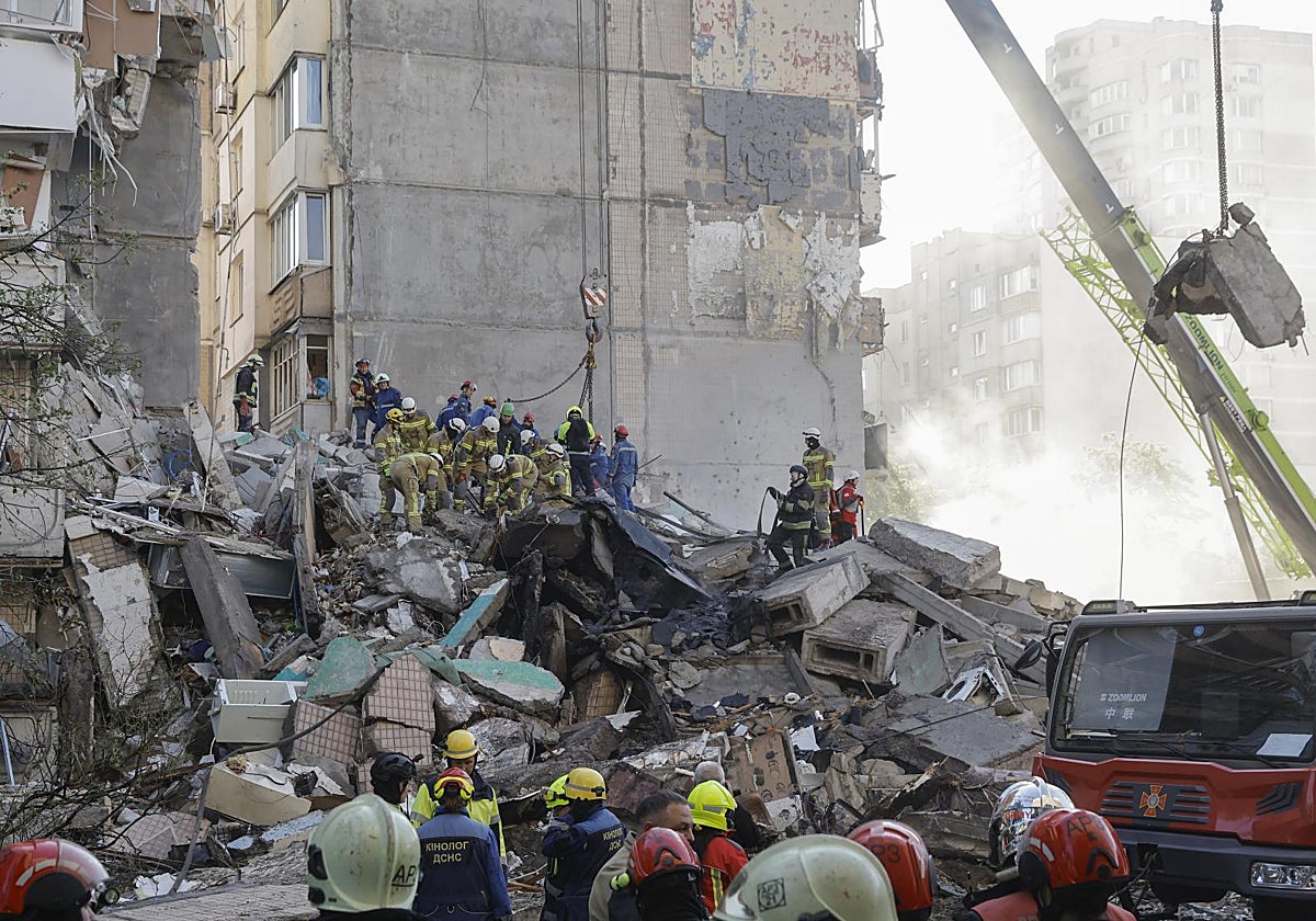 El 'doble ataque' ruso, la letal táctica de bombardear Ucrania durante ...