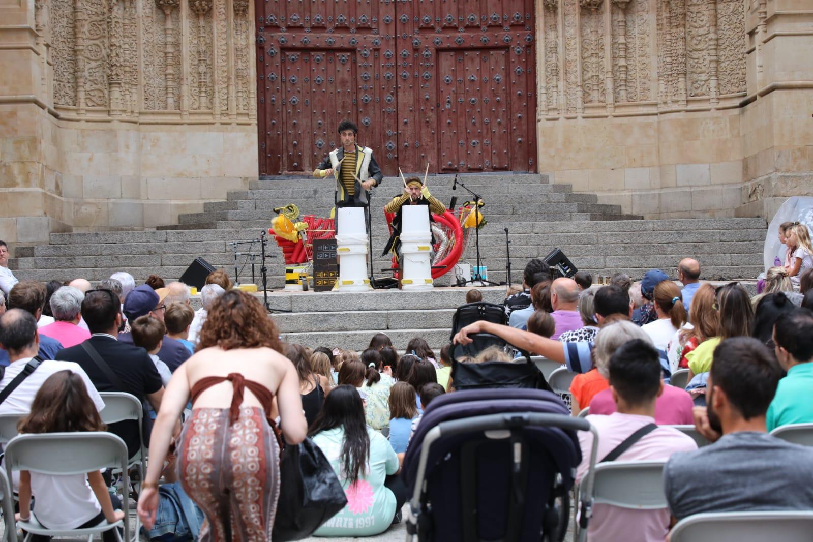 Música, malabares y diversión con Crassh Dúo Circus en el Patio Chico ...