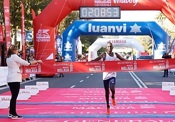Watch the incredible act of sportsmanship at Malaga Marathon that has ...