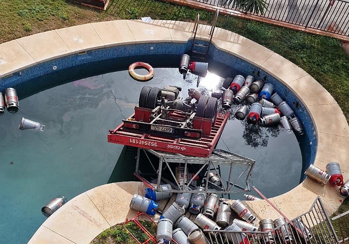 Out-of-control lorry fully loaded with gas cylinders crashes into Costa ...