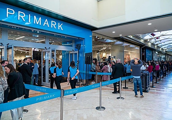 Primark launches job offers across Andalucía with salaries of 1,800 ...