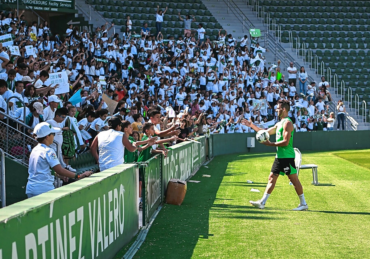 Más de 2.000 escolares arropan al Elche tras su descenso | TodoAlicante