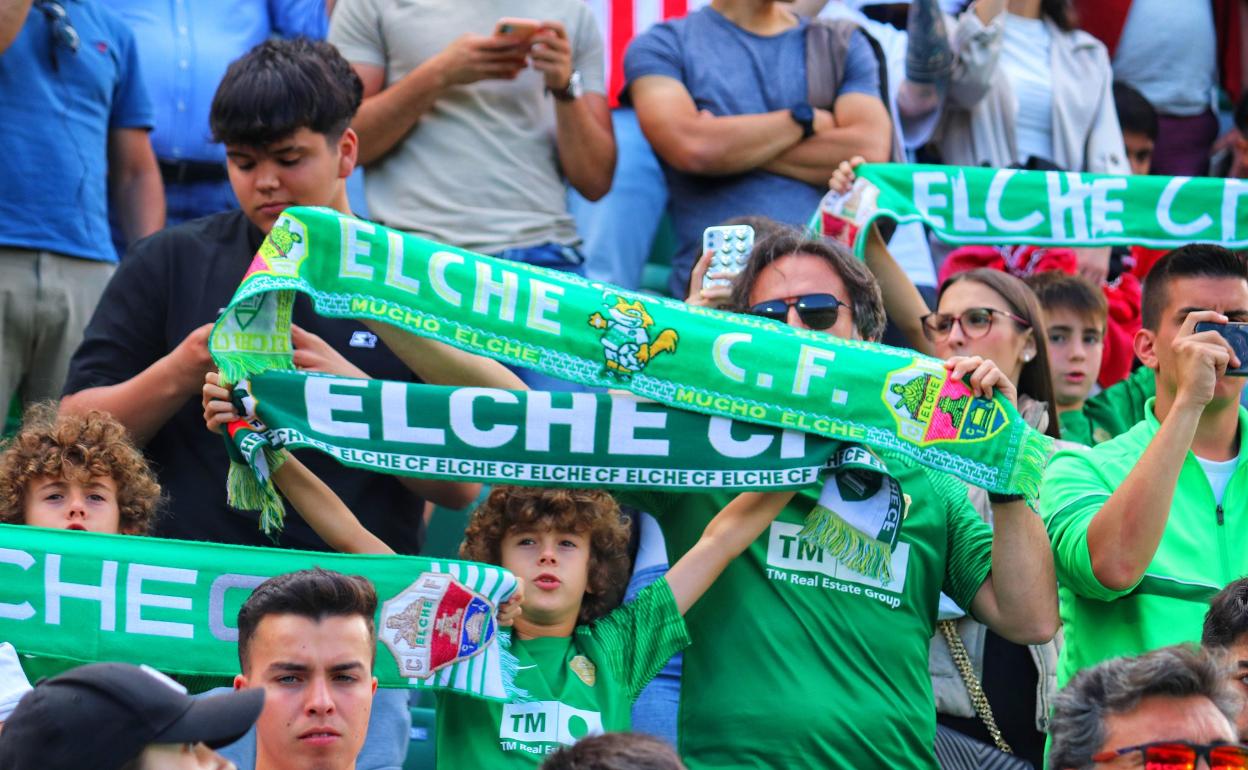 Más de 15.000 aficionados renuevan su compromiso con el Elche pese al descenso de categoría ...