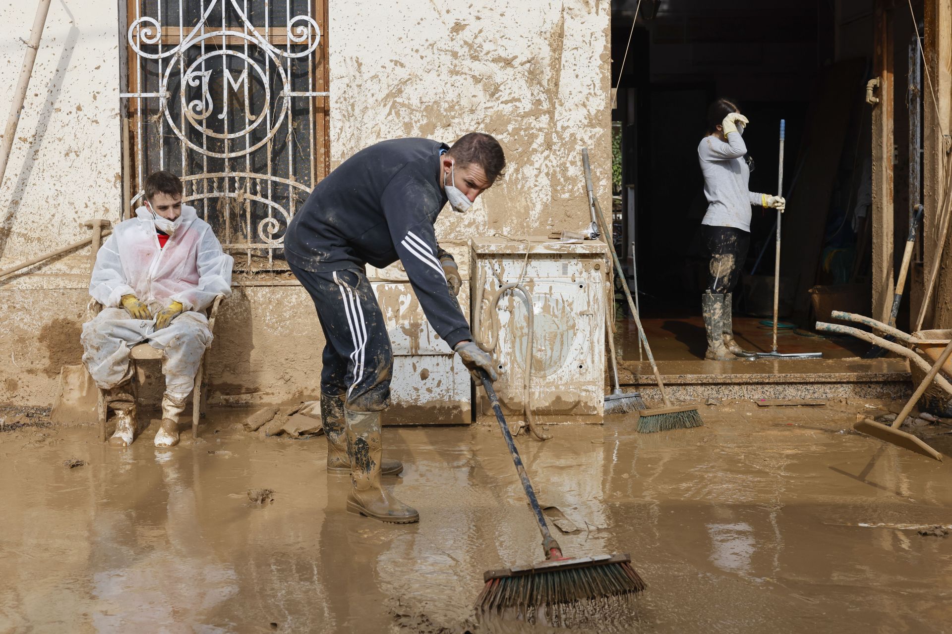 Emergency Services Prioritize Removing Trash and Mud in Areas Affected ...