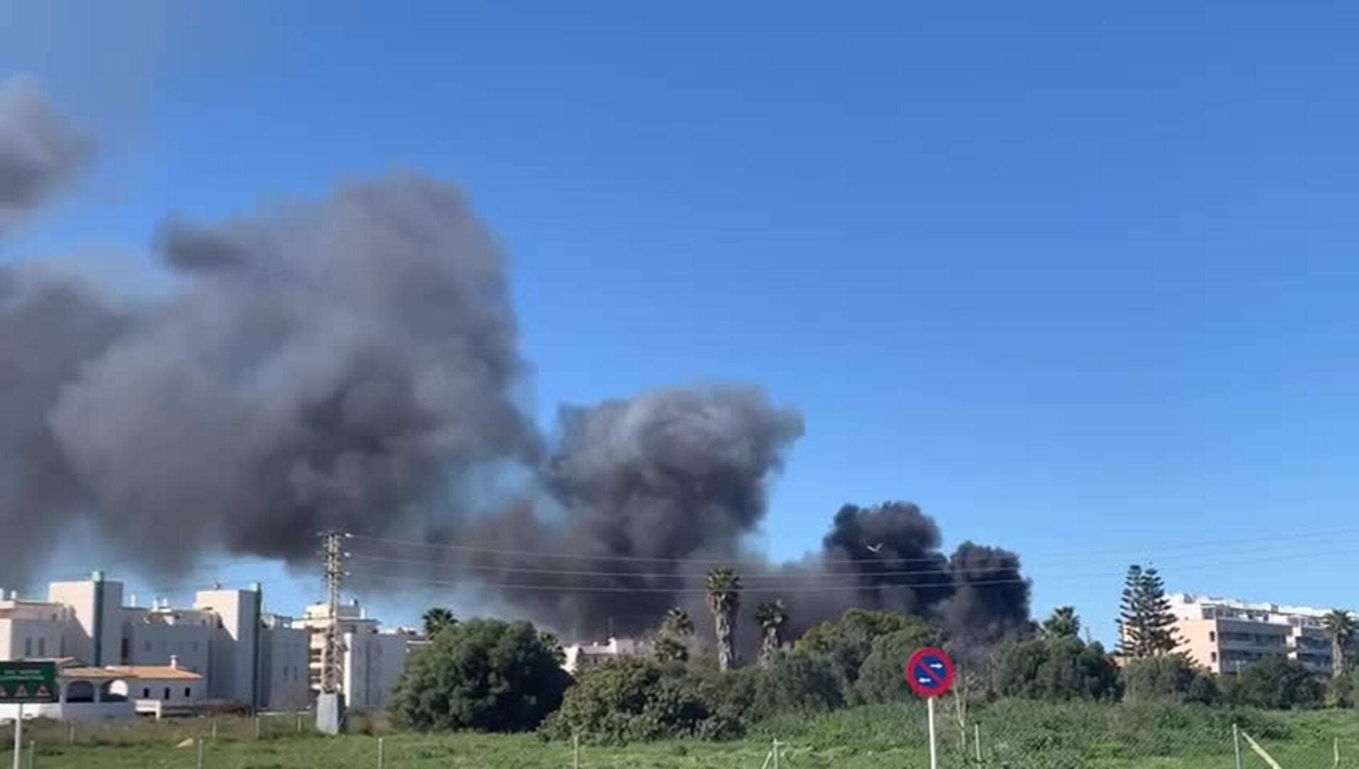 Fire in Dénia Forces Local Police to Evacuate Several Car Parks ...
